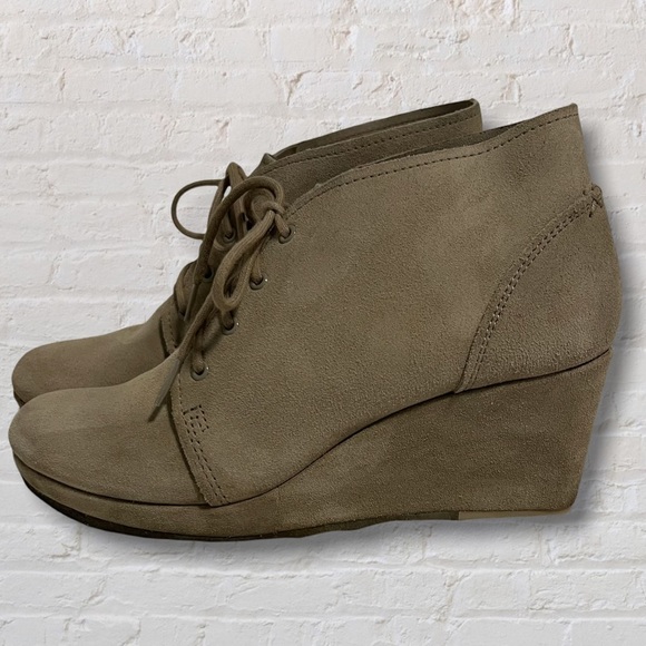 Clarks | Shoes | Clarks Originals Light Brown Suede Lace Up Round Toe ...